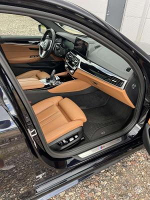 Black BMW 530 2022 in Elektrenai, with an engine capacity of 2.00 L and mileage of 72 thousand km for 35199 €, photo 31 on AUTOMOTO.COM.LV