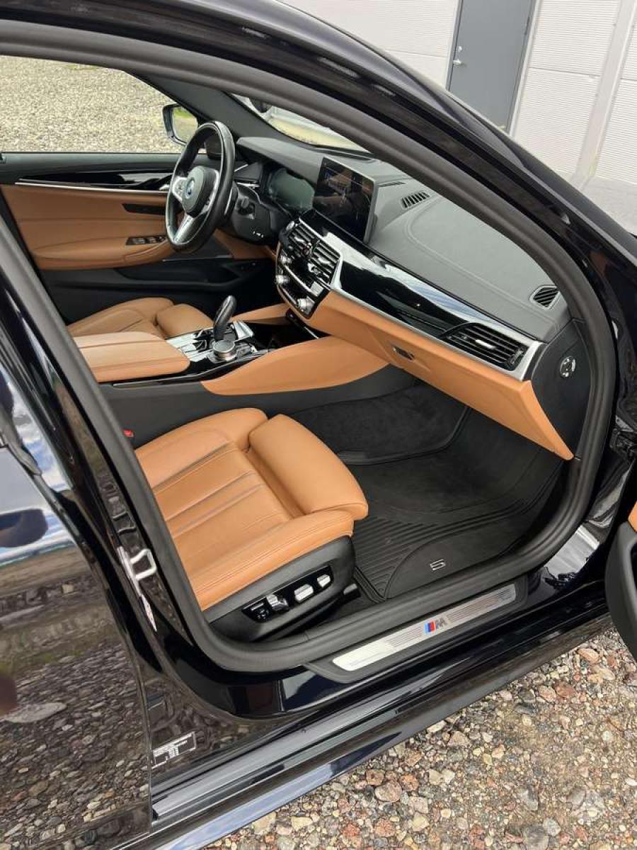 Black BMW 530 2022 in Elektrenai, with an engine capacity of 2.00 L and mileage of 72 thousand km for 35199 €, photo 31 on AUTOMOTO.COM.LV