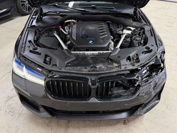 Black BMW 530 2023 in Vilnius, with an engine capacity of 2.99 L and mileage of 99 thousand km for 25652 €, photo 8 on AUTOMOTO.COM.LV