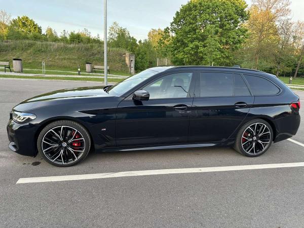 Melns BMW 530 2023 Kauņa, ar dzinēja tilpumu 2.99 L un nobraukumu 70 tūkst. km par 39890 €, foto 3 vietnē AUTOMOTO.COM.LV