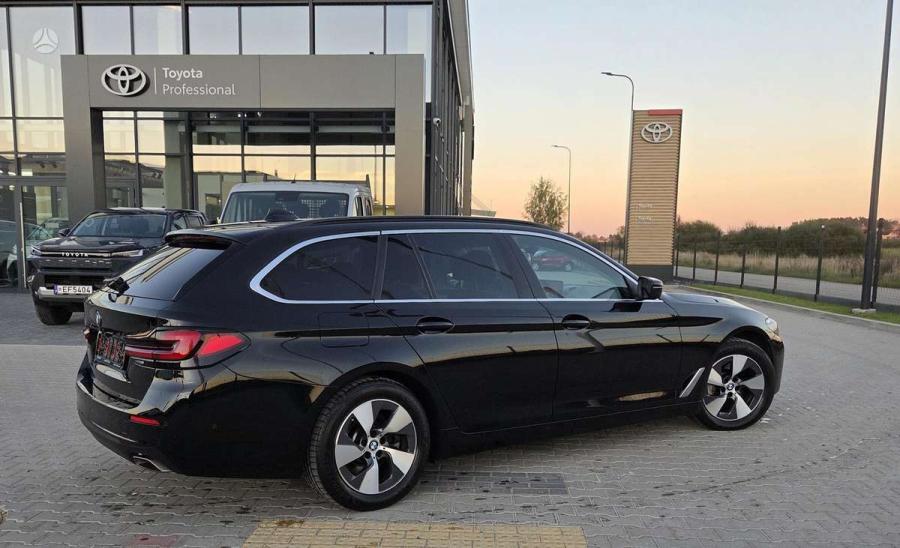 Black BMW 530 2023 in Kaunas, with an engine capacity of 2.00 L and mileage of 89 thousand km for 36600 €, photo 5 on AUTOMOTO.COM.LV