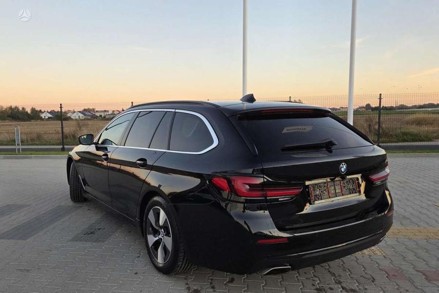 Black BMW 530 2023 in Kaunas, with an engine capacity of 2.00 L and mileage of 89 thousand km for 36600 €, photo 8 on AUTOMOTO.COM.LV