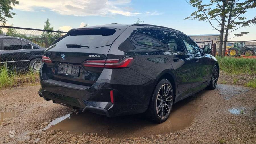 Black BMW 530 2024 in Siauliai, with an engine capacity of 2.00 L and mileage of 150 thousand km for 32000 €, photo 17 on AUTOMOTO.COM.LV
