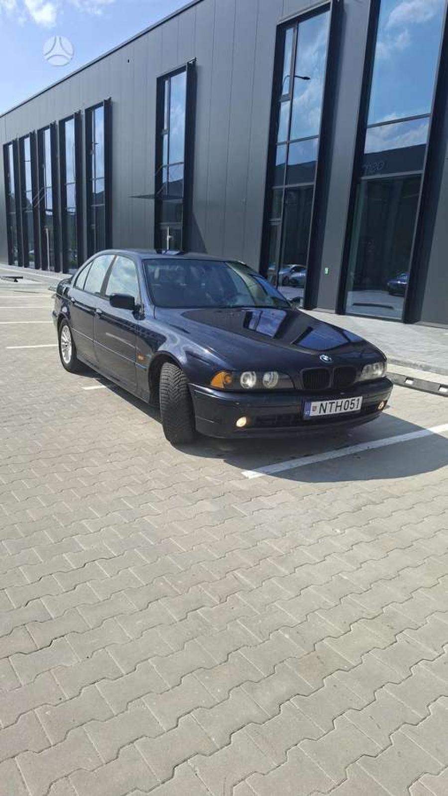 Blue BMW 530 2001 in Vilnius, with an engine capacity of 3.00 L and mileage of 320 thousand km for 2500 €, photo 4 on AUTOMOTO.COM.LV