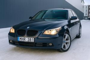 Zils BMW 530 2004 Viļņa, ar dzinēja tilpumu 3.00 L un nobraukumu 455 tūkst. km par 2250 €, foto  vietnē AUTOMOTO.COM.LV