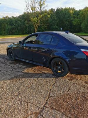 Zils BMW 530 2004 Kauņa, ar dzinēja tilpumu 3.00 L un nobraukumu 478 tūkst. km par 4200 €, foto 4 vietnē AUTOMOTO.COM.LV
