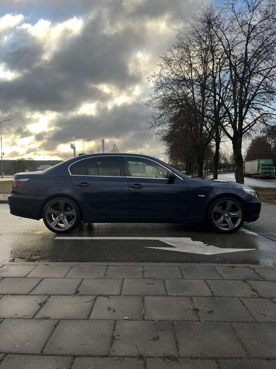 Zils BMW 530 2005 Viļņa, ar dzinēja tilpumu 3.00 L un nobraukumu 333 tūkst. km par 2600 €, foto 4 vietnē AUTOMOTO.COM.LV