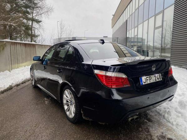 Zils BMW 530 2005 Viļņa, ar dzinēja tilpumu 2.99 L un nobraukumu 334 tūkst. km par 4950 €, foto 4 vietnē AUTOMOTO.COM.LV