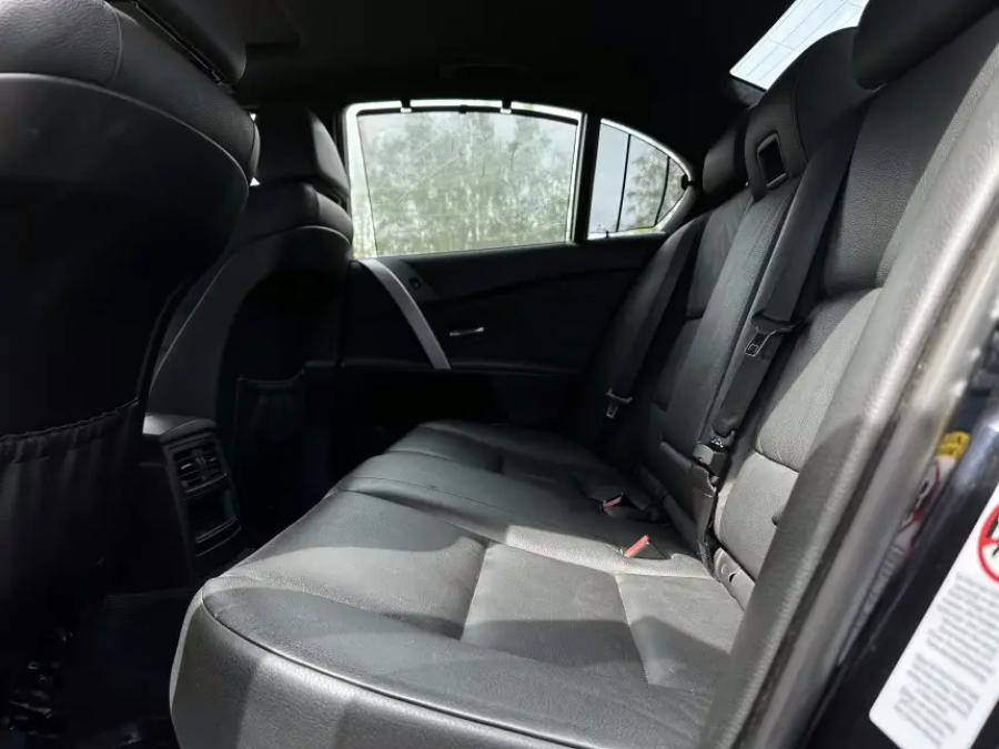 Blue BMW 530 2006 in Riga, with an engine capacity of 3.00 L and mileage of 372 thousand km for 4990 €, photo 15 on AUTOMOTO.COM.LV