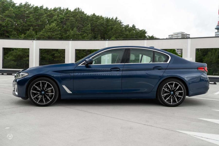 Blue BMW 530 2020 in Vilnius, with an engine capacity of 2.00 L and mileage of 109 thousand km for 30500 €, photo 4 on AUTOMOTO.COM.LV