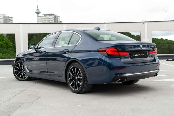 Blue BMW 530 2020 in Vilnius, with an engine capacity of 2.00 L and mileage of 109 thousand km for 30500 €, photo 4 on AUTOMOTO.COM.LV