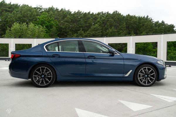 Blue BMW 530 2020 in Vilnius, with an engine capacity of 2.00 L and mileage of 109 thousand km for 30500 €, photo 6 on AUTOMOTO.COM.LV