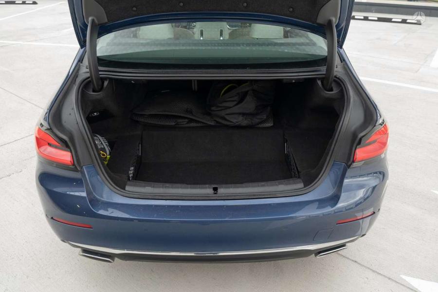 Blue BMW 530 2020 in Vilnius, with an engine capacity of 2.00 L and mileage of 109 thousand km for 30500 €, photo 13 on AUTOMOTO.COM.LV