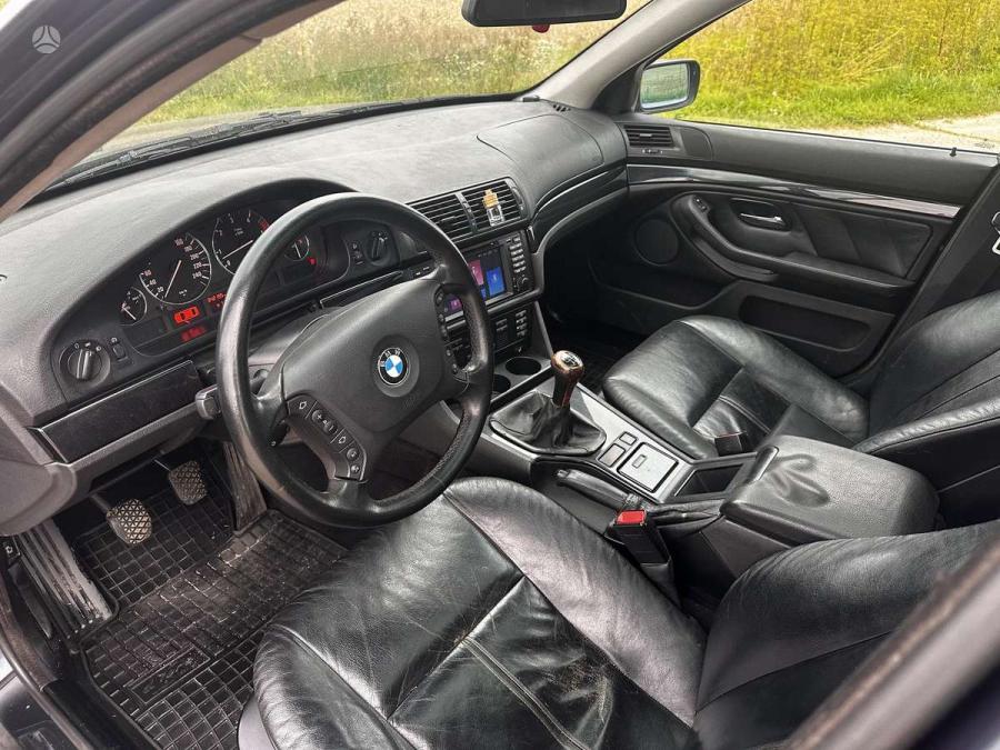 Blue BMW 530 2002 in Ukmerge, with an engine capacity of 3.00 L and mileage of 342 thousand km for 1400 €, photo 9 on AUTOMOTO.COM.LV