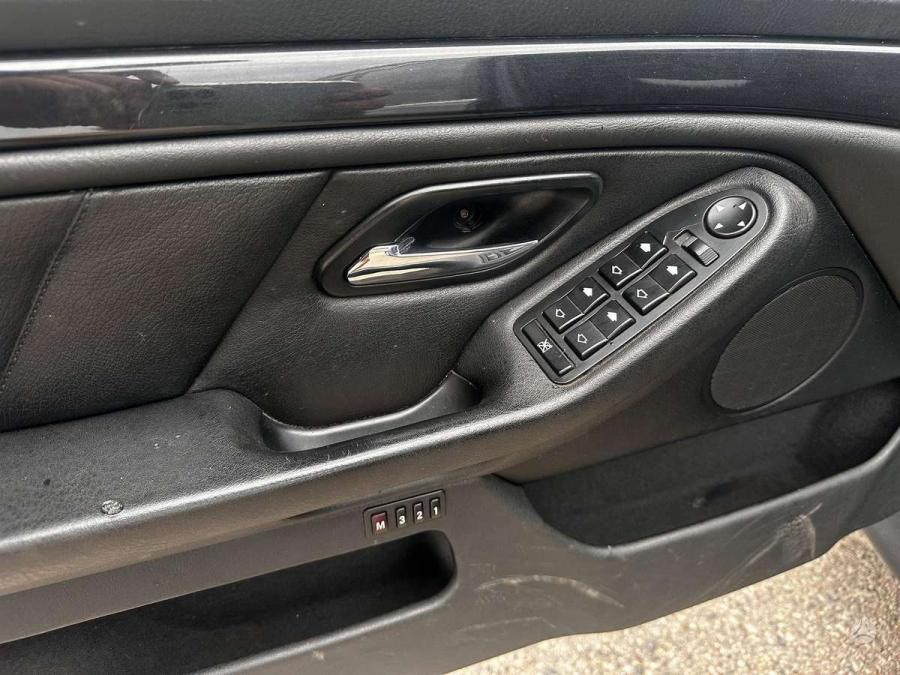 Blue BMW 530 2002 in Ukmerge, with an engine capacity of 3.00 L and mileage of 342 thousand km for 1400 €, photo 15 on AUTOMOTO.COM.LV
