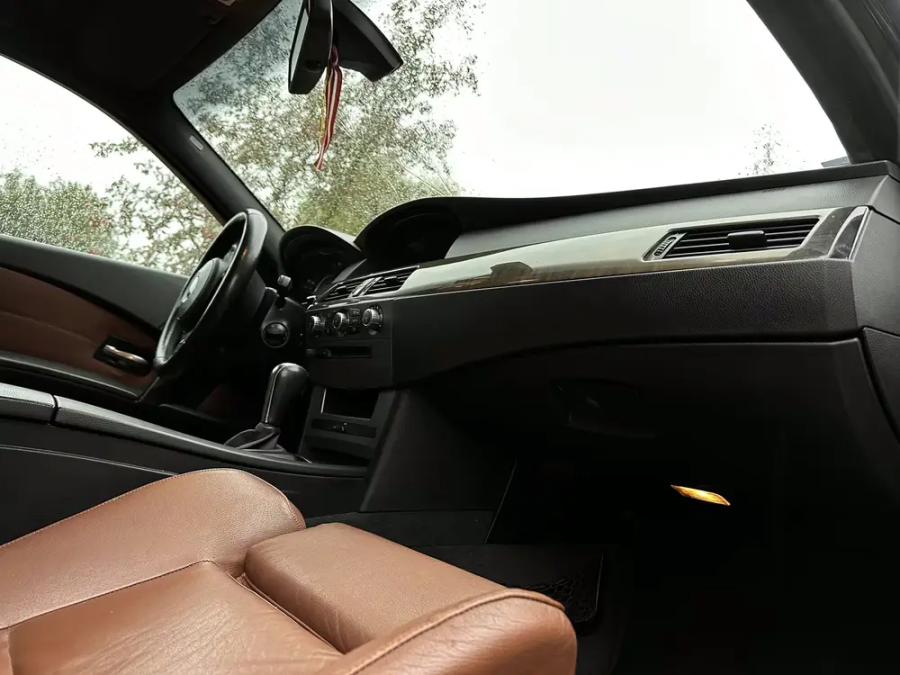 Zils BMW 530 2006 Rīga, ar dzinēja tilpumu 3.00 L un nobraukumu 281 tūkst. km par 3990 €, foto 17 vietnē AUTOMOTO.COM.LV