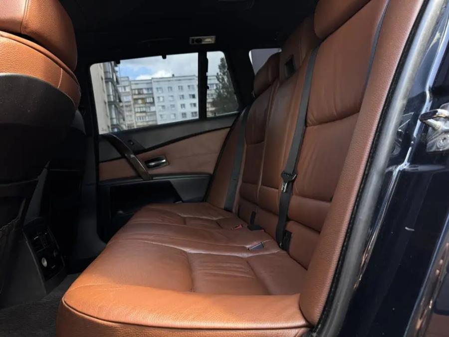 Zils BMW 530 2006 Rīga, ar dzinēja tilpumu 3.00 L un nobraukumu 392 tūkst. km par 5290 €, foto 9 vietnē AUTOMOTO.COM.LV