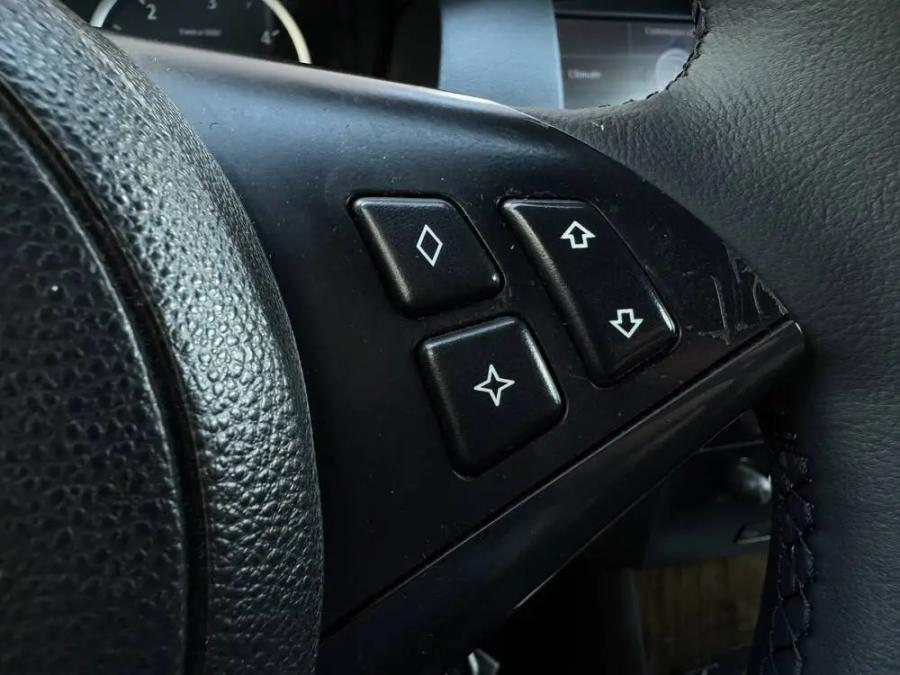 Zils BMW 530 2006 Rīga, ar dzinēja tilpumu 3.00 L un nobraukumu 392 tūkst. km par 5290 €, foto 24 vietnē AUTOMOTO.COM.LV