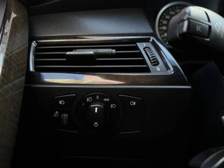 Zils BMW 530 2006 Rīga, ar dzinēja tilpumu 3.00 L un nobraukumu 392 tūkst. km par 5290 €, foto 27 vietnē AUTOMOTO.COM.LV