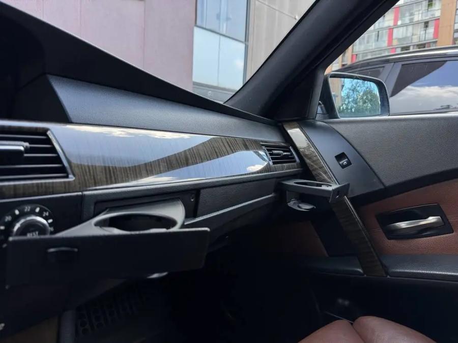 Zils BMW 530 2006 Rīga, ar dzinēja tilpumu 3.00 L un nobraukumu 392 tūkst. km par 5290 €, foto 28 vietnē AUTOMOTO.COM.LV