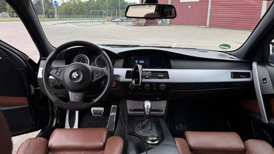 Zils BMW 530 2006 Utena, ar dzinēja tilpumu 2.99 L un nobraukumu 319 tūkst. km par 5300 €, foto 19 vietnē AUTOMOTO.COM.LV