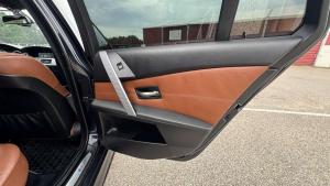 Zils BMW 530 2006 Utena, ar dzinēja tilpumu 2.99 L un nobraukumu 319 tūkst. km par 5300 €, foto 31 vietnē AUTOMOTO.COM.LV
