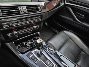 Zils BMW 530 2011 Jēkabpils, ar dzinēja tilpumu 3.00 L un nobraukumu 302 tūkst. km par 7200 €, foto 25 vietnē AUTOMOTO.COM.LV