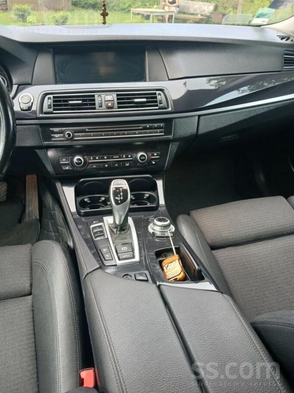 Blue BMW 530 2012 in Valmiera, with an engine capacity of 3.00 L and mileage of 322 thousand km for 10000 €, photo 6 on AUTOMOTO.COM.LV