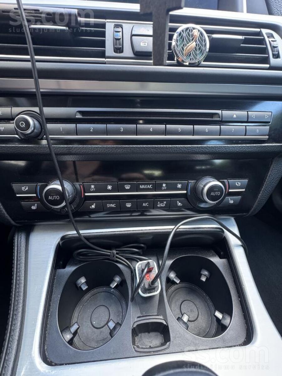 Blue BMW 530 2013 in Riga, with an engine capacity of 3.00 L and mileage of 343 thousand km for 14950 €, photo 10 on AUTOMOTO.COM.LV