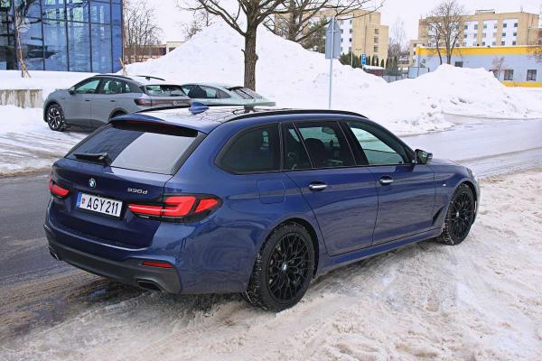 Blue BMW 530 2018 in Panevezys, with an engine capacity of 2.99 L and mileage of 266 thousand km for 23500 €, photo 6 on AUTOMOTO.COM.LV