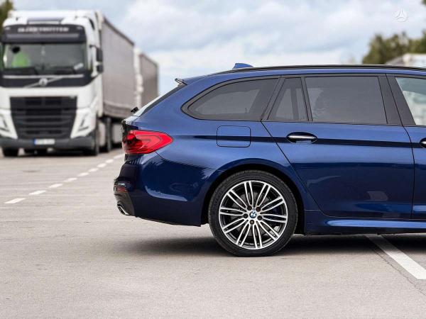Blue BMW 530 2018 in Siauliai, with an engine capacity of 2.99 L and mileage of 291 thousand km for 16300 €, photo 10 on AUTOMOTO.COM.LV