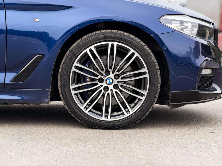 Blue BMW 530 2018 in Siauliai, with an engine capacity of 2.99 L and mileage of 291 thousand km for 16300 €, photo 12 on AUTOMOTO.COM.LV