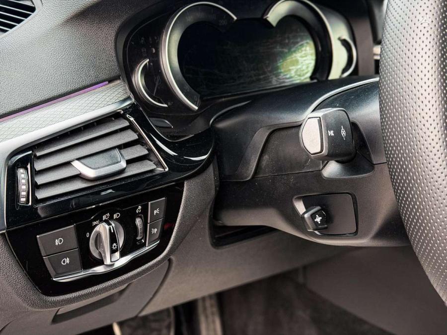 Blue BMW 530 2018 in Siauliai, with an engine capacity of 2.99 L and mileage of 291 thousand km for 16300 €, photo 19 on AUTOMOTO.COM.LV