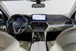 Blue BMW 530 2021 in Vilnius, with an engine capacity of 2.00 L and mileage of 71 thousand km for 33991 €, photo 25 on AUTOMOTO.COM.LV