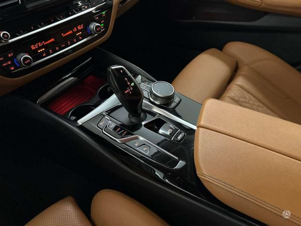 Blue BMW 530 2021 in Marijampole, with an engine capacity of 2.00 L and mileage of 277 thousand km for 18999 €, photo 4 on AUTOMOTO.COM.LV