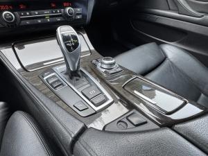 Brown BMW 530 2010 in Riga, with an engine capacity of 3.00 L and mileage of 227 thousand km for 10300 €, photo 6 on AUTOMOTO.COM.LV