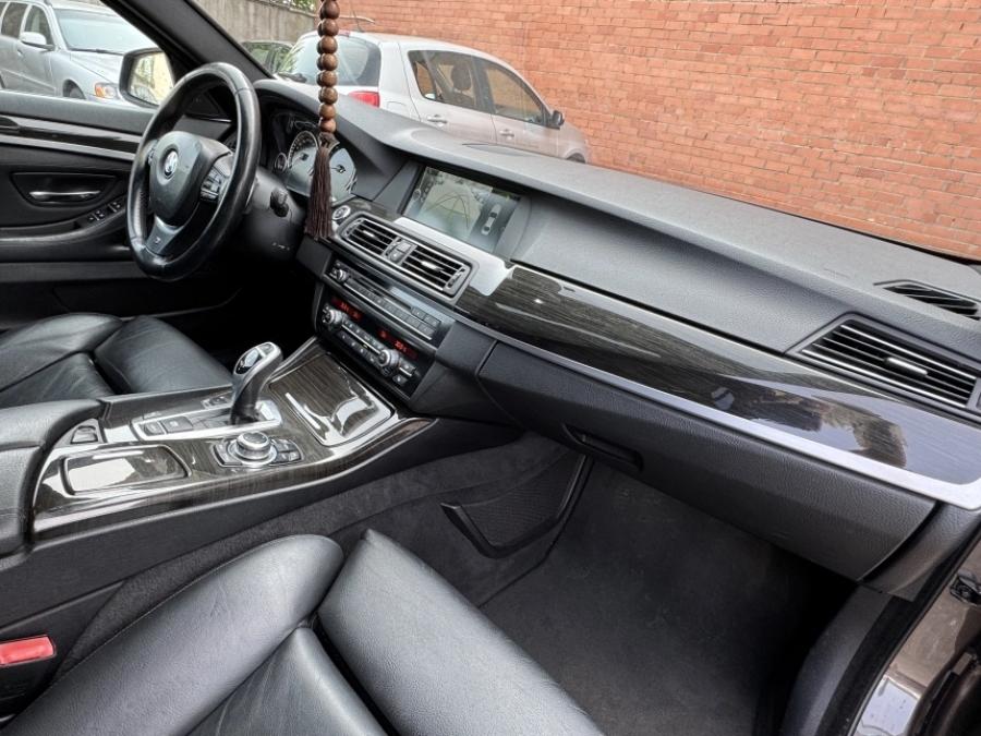 Brown BMW 530 2010 in Riga, with an engine capacity of 3.00 L and mileage of 227 thousand km for 10300 €, photo 9 on AUTOMOTO.COM.LV