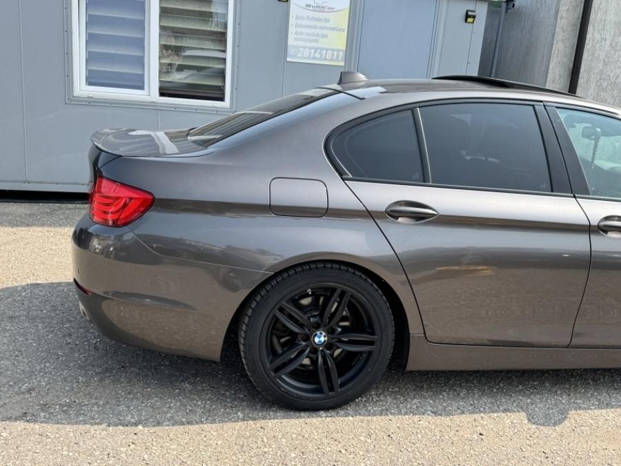 Brown BMW 530 2010 in Riga, with an engine capacity of 3.00 L and mileage of 227 thousand km for 10300 €, photo 26 on AUTOMOTO.COM.LV