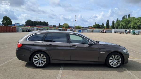 BMW 530 2011 in Klaipeda on AUTOMOTO.COM.LV Brown BMW 530 2011 in Klaipeda, with an engine capacity of 3.00 L and mileage of 284 thousand km for 8900 €, photo 4 on AUTOMOTO.COM.LV