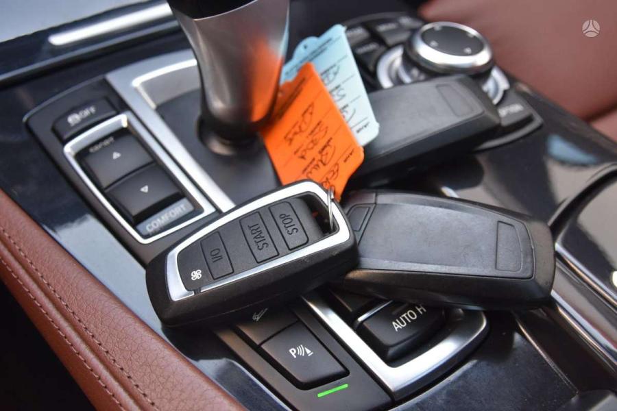 Brown BMW 530 2012 in Riga, with an engine capacity of 2.99 L and mileage of 210 thousand km for 8450 €, photo 21 on AUTOMOTO.COM.LV