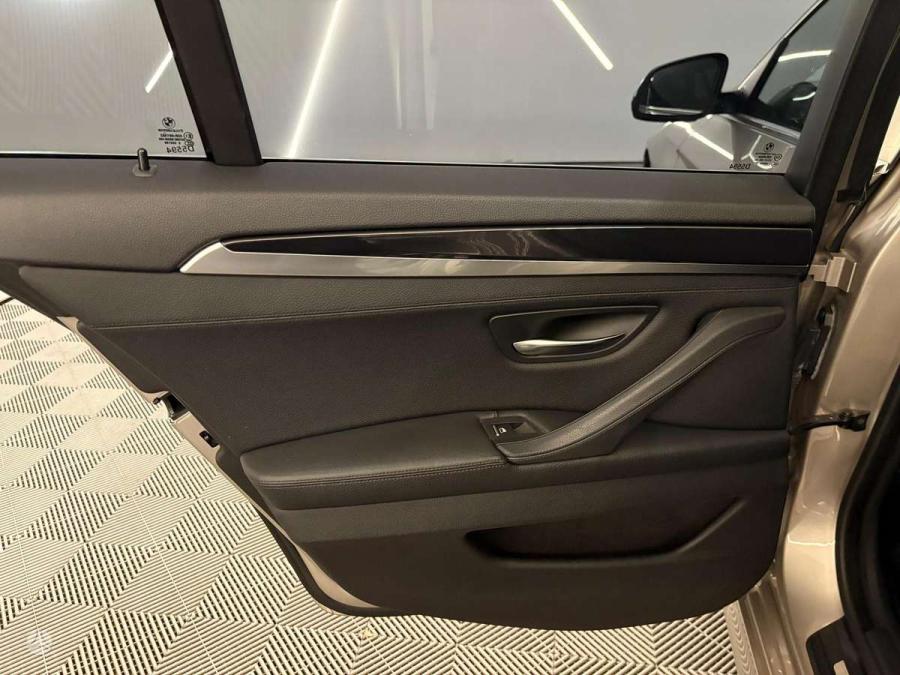 Brown BMW 530 2014 in Marijampole, with an engine capacity of 2.99 L and mileage of 356 thousand km for 9999 €, photo 30 on AUTOMOTO.COM.LV