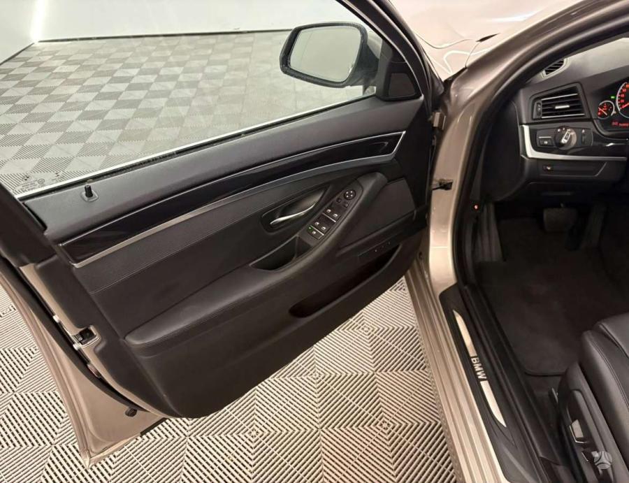 Brown BMW 530 2014 in Marijampole, with an engine capacity of 2.99 L and mileage of 356 thousand km for 9150 €, photo 25 on AUTOMOTO.COM.LV