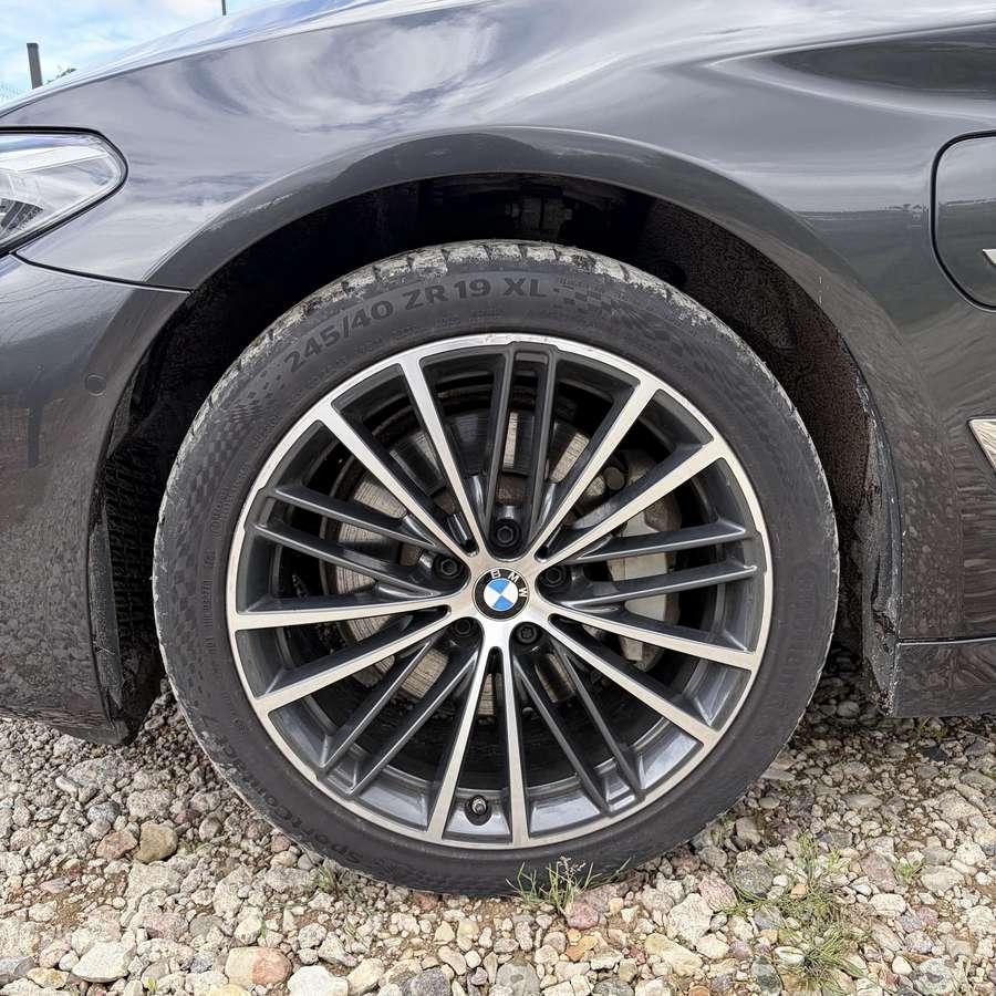 Brown BMW 530 2022 in Vilnius, with an engine capacity of 2.00 L and mileage of 183 thousand km for 21490 €, photo 30 on AUTOMOTO.COM.LV