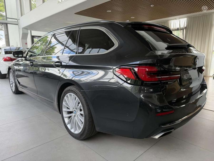 Brūns BMW 530 2023 Viļņa, ar dzinēja tilpumu 2.99 L un nobraukumu 26 tūkst. km par 42990 €, foto 3 vietnē AUTOMOTO.COM.LV
