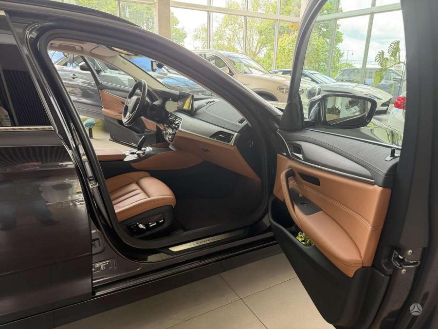 Brūns BMW 530 2023 Viļņa, ar dzinēja tilpumu 2.99 L un nobraukumu 26 tūkst. km par 42990 €, foto 12 vietnē AUTOMOTO.COM.LV