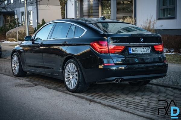 Black BMW 530 Gran Turismo 2010 in Riga, with an engine capacity of 3.00 L and mileage of 372 thousand km for 7990 €, photo 2 on AUTOMOTO.COM.LV