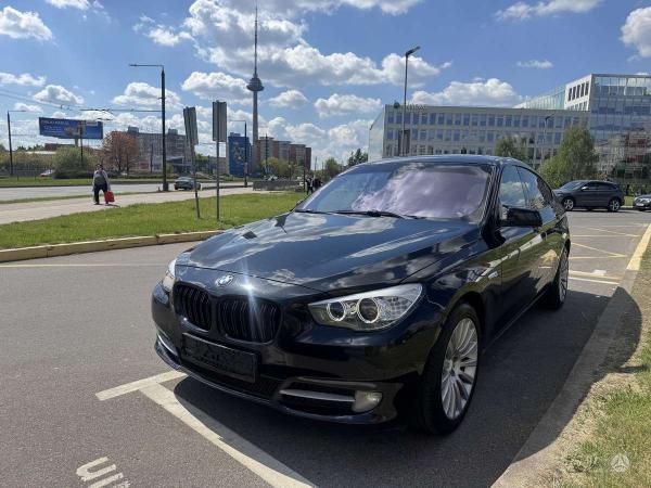 Melns BMW 530 Gran Turismo 2010 Viļņa, ar dzinēja tilpumu 2.99 L un nobraukumu 381 tūkst. km par 8500 €, foto 1 vietnē AUTOMOTO.COM.LV