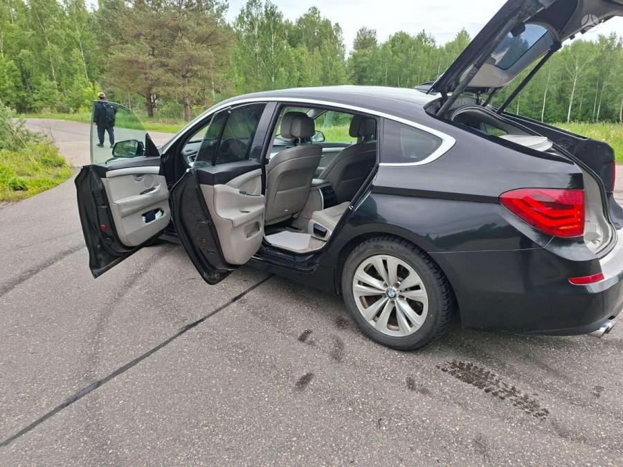 Black BMW 530 Gran Turismo 2010 in Visaginas, with an engine capacity of 2.99 L and mileage of 350 thousand km for 5999 €, photo 19 on AUTOMOTO.COM.LV
