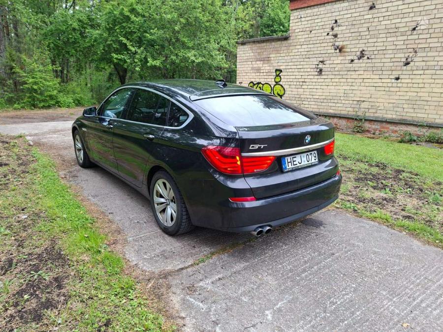Black BMW 530 Gran Turismo 2010 in Visaginas, with an engine capacity of 2.99 L and mileage of 350 thousand km for 5999 €, photo 22 on AUTOMOTO.COM.LV