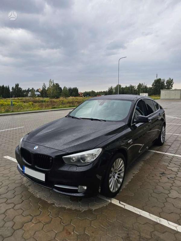 Melns BMW 530 Gran Turismo 2010 Viļņa, ar dzinēja tilpumu 2.99 L un nobraukumu 380 tūkst. km par 8400 €, foto 1 vietnē AUTOMOTO.COM.LV